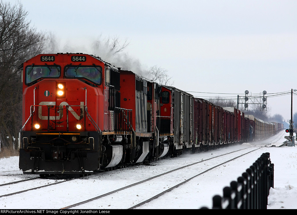 CN 5644 leads Q149 west